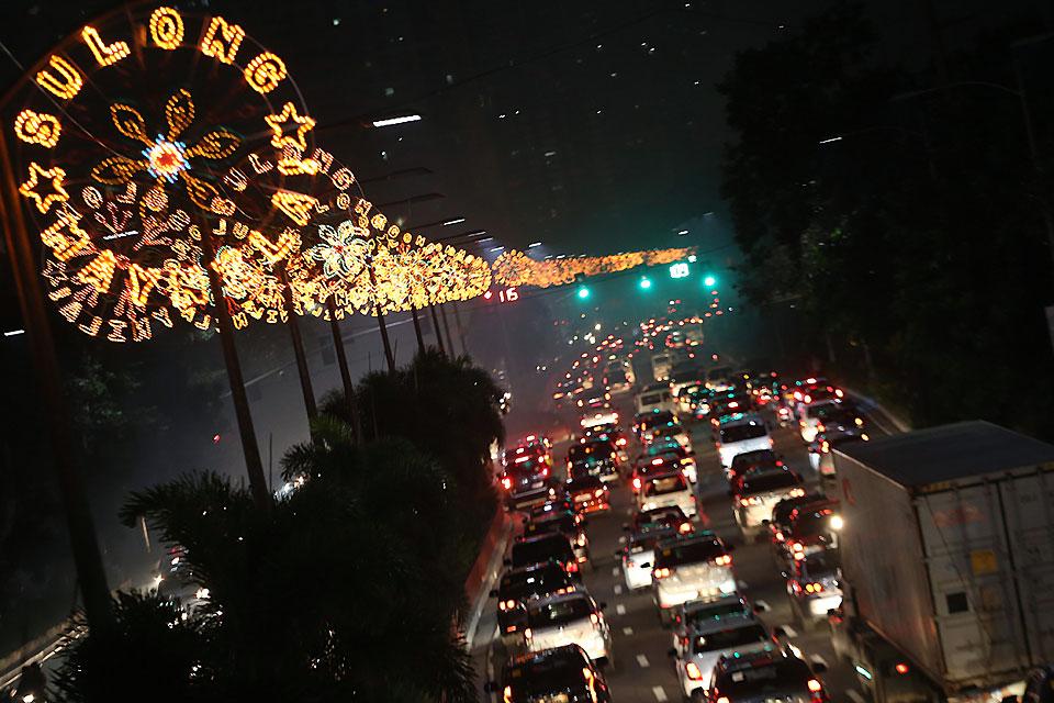 Sparkling Christmas lights greet motorists on Roxas Boulevard | Photos ...