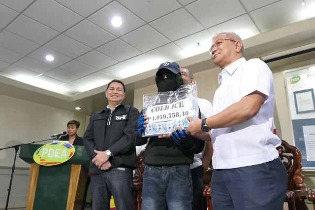 PDEA awards P4.8 million to 4 informants | GMA News Online