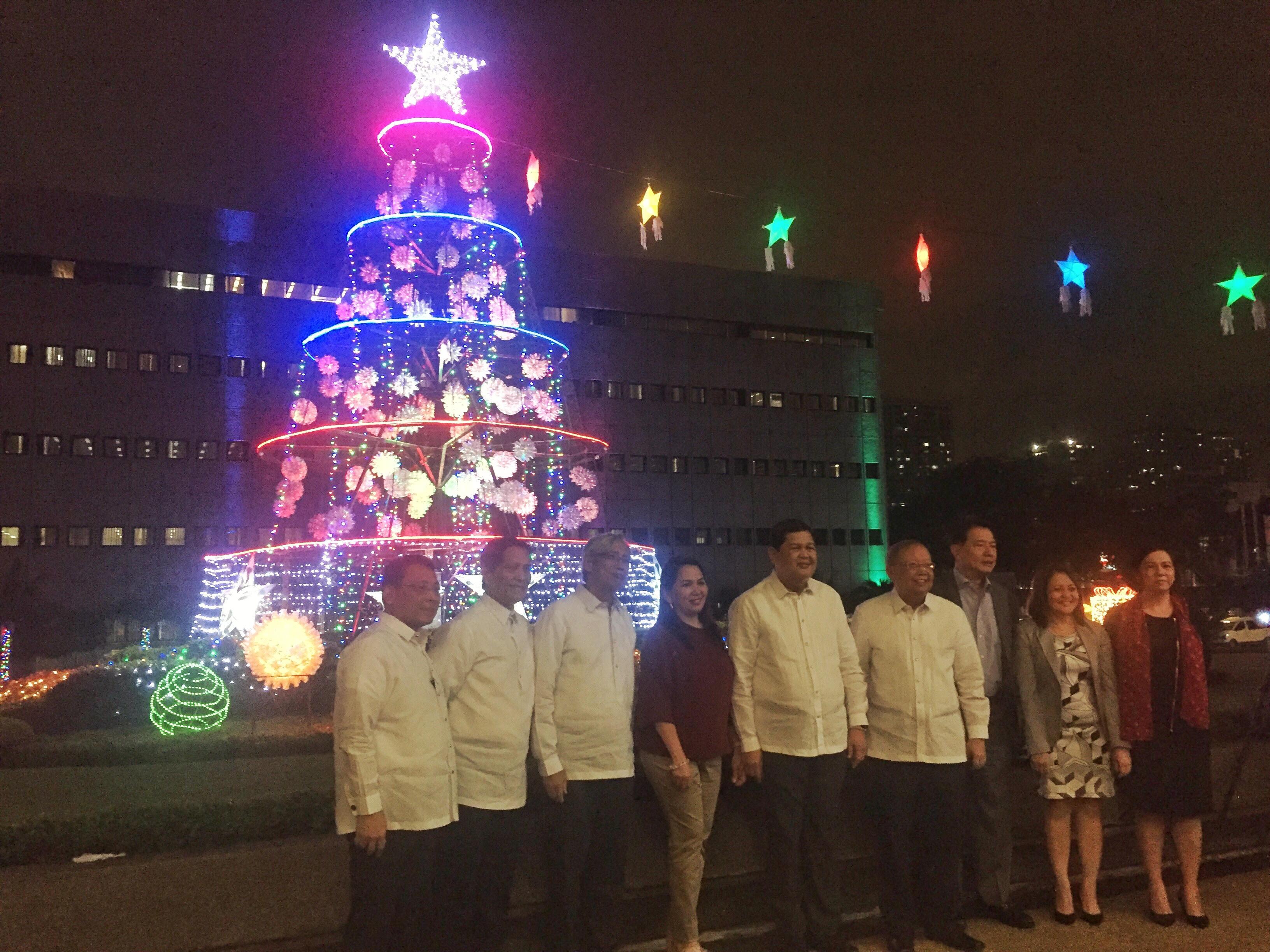 Bangko Sentral gets in holiday mood with austere Christmas tree | GMA ...