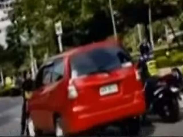 LTO may press charges vs. motorist who almost ran over BGC traffic ...