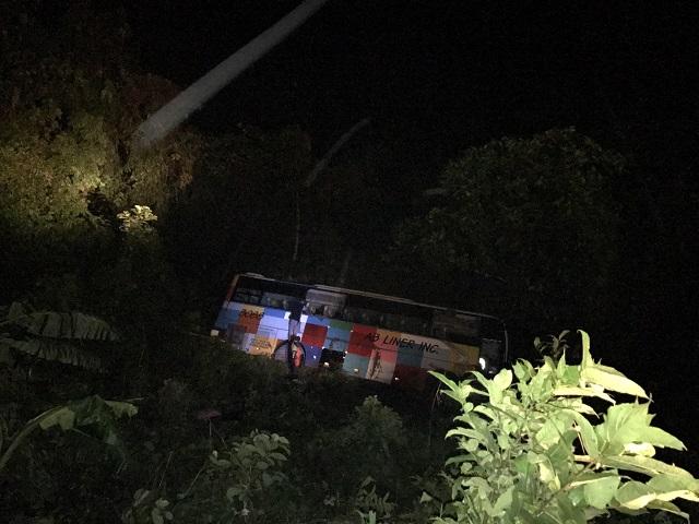 10 hurt as passenger bus falls off ravine in Quezon | GMA News Online