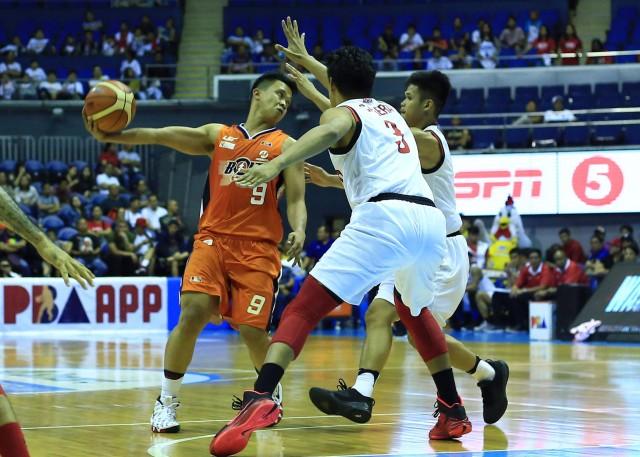Canaleta nets 17 as Bolts blast Kia | GMA News Online