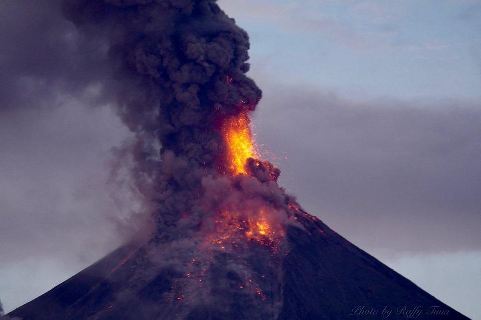 Lava fountaining, lava flow, and degassing seen at Mayon crater | GMA ...