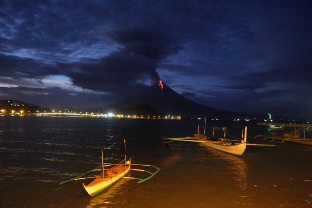 PHIVOLCS records 3 Mayon eruptions overnight, warns of lahar flow | GMA ...