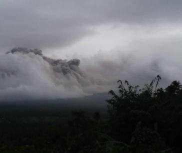 Pyroclastic flow seen coming out of Mayon Volcano | GMA News Online