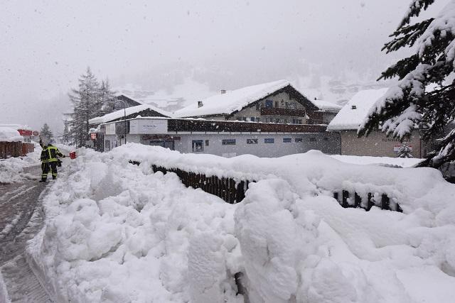 Heavy snowfall strands 13,000 tourists in Swiss Alps | GMA News Online