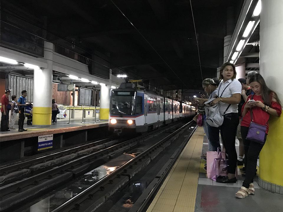 Passengers walk on rails anew as power failure hits MRT3 | GMA News Online