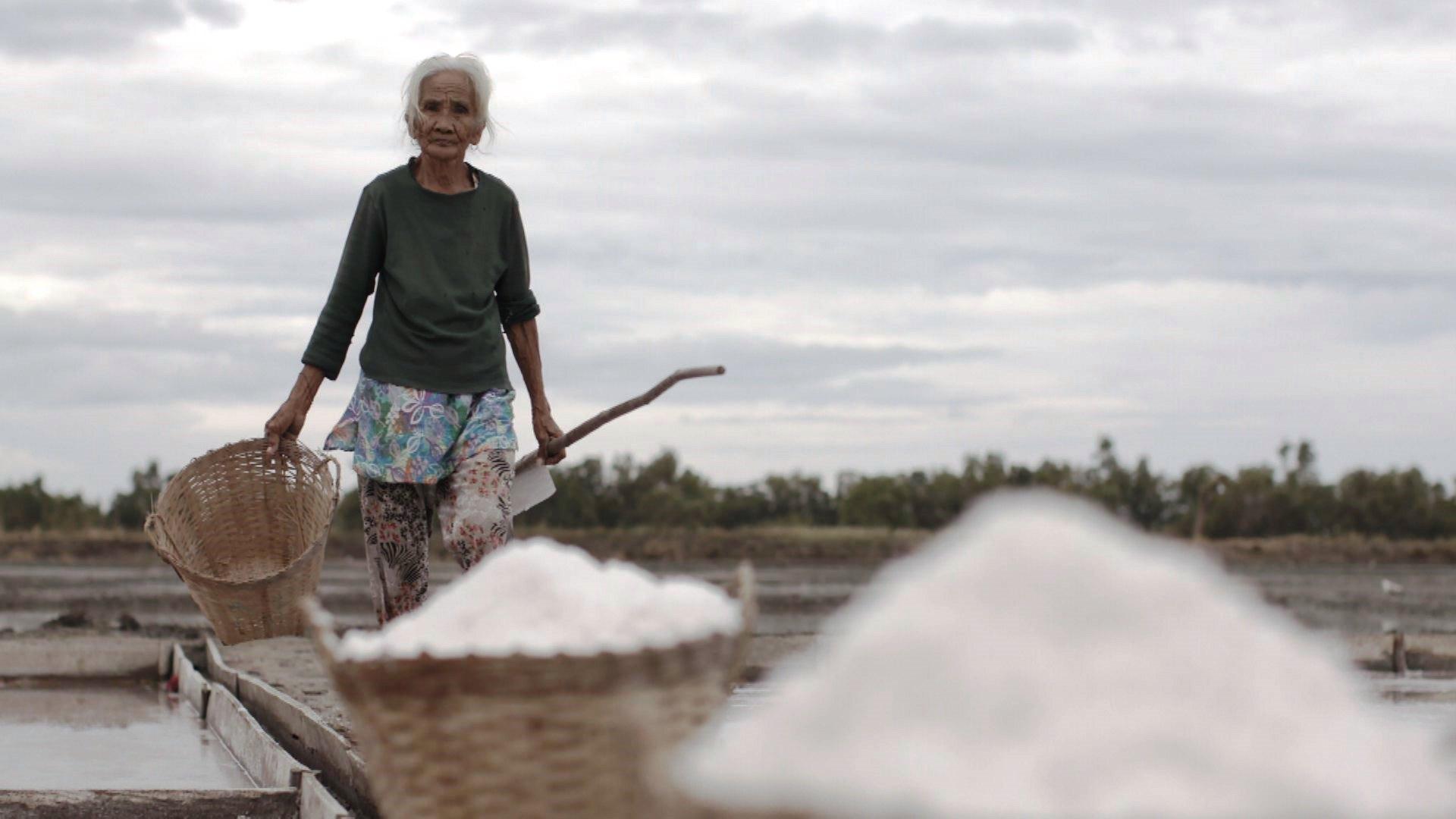 Pinakamatandang mag-aasin sa Pangasinan, kilalanin sa 'Front Row' | GMA ...