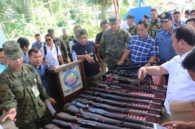 Maguindanao residents turn over 88 unlicensed firearms | GMA News Online