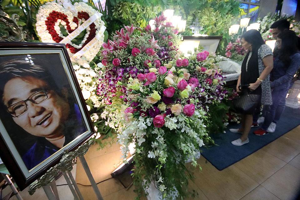 Acclaimed director Maryo J. delos Reyes brought to final resting place ...