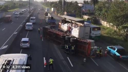 Trailer slides, causes traffic on NLEX | GMA News Online