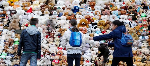 Berlin's children pile up teddy bears in solidarity with Syrian ...
