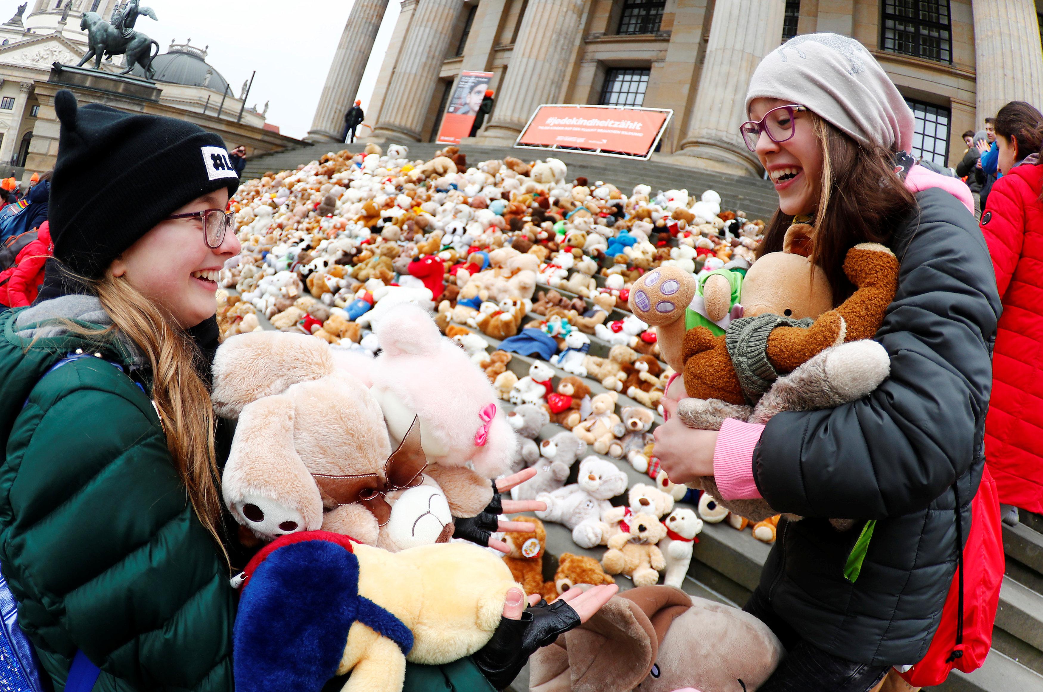 Berlin's children pile up teddy bears in solidarity with Syrian ...