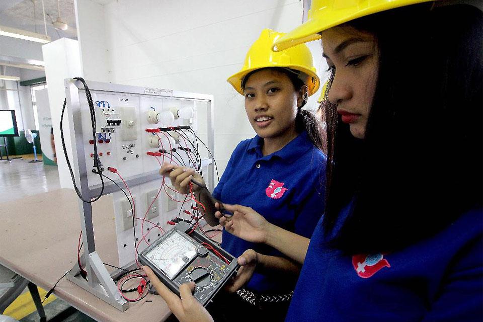TESDA opens 175 technology scholarships for women | GMA News Online