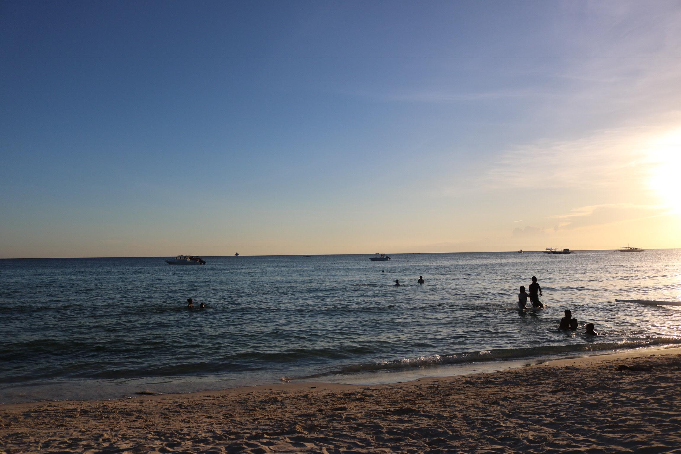 Authorities unearth illegal Boracay sewage pipe | GMA News Online