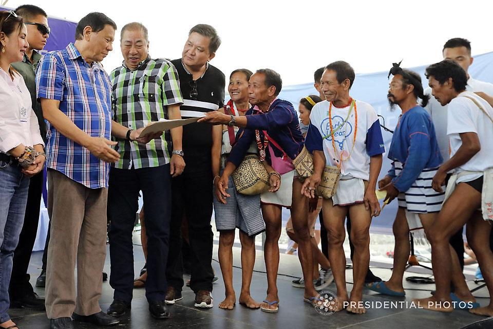 Duterte inaugurates Mindoro bridge project | Photos | GMA News Online