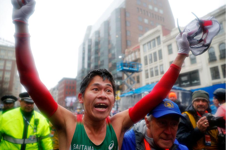 Japanese runner wins at Boston Marathon | Photos | GMA News Online