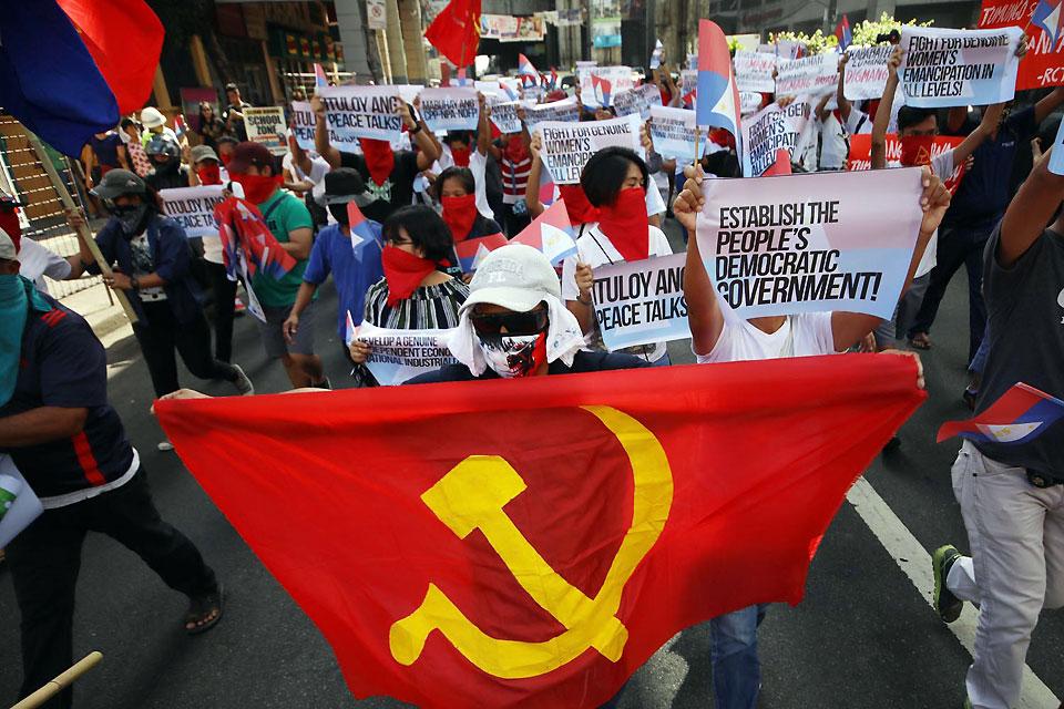 Dozens of NDFP supporters hold lightning rally in Cubao | GMA News Online