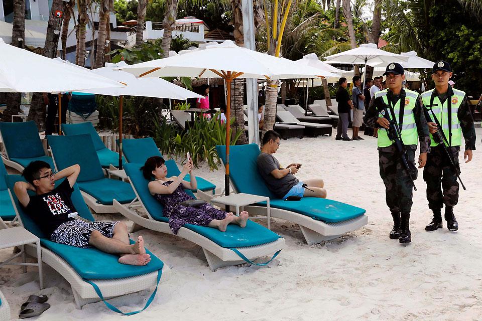 PHL closes Boracay to tourists under high security | GMA News Online