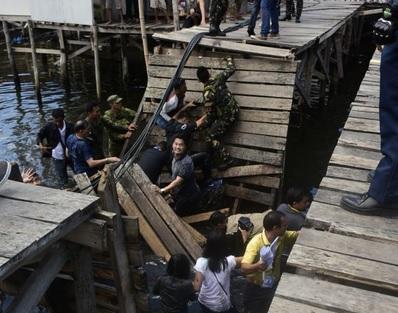 Collapsed wooden footbridge in Zamboanga City costs P12M, Benitez says ...