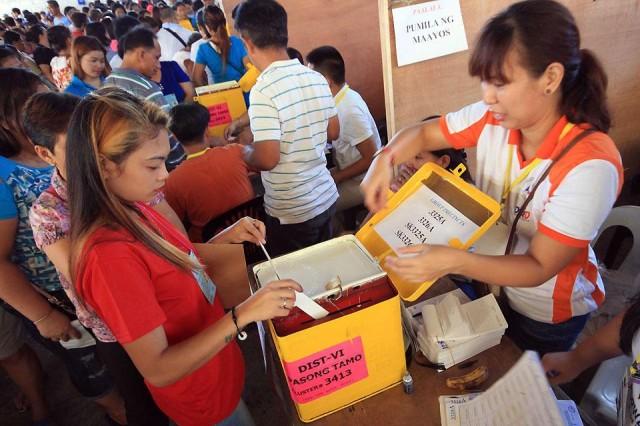 Voters flock to polling precincts for barangay, SK polls | GMA News Online