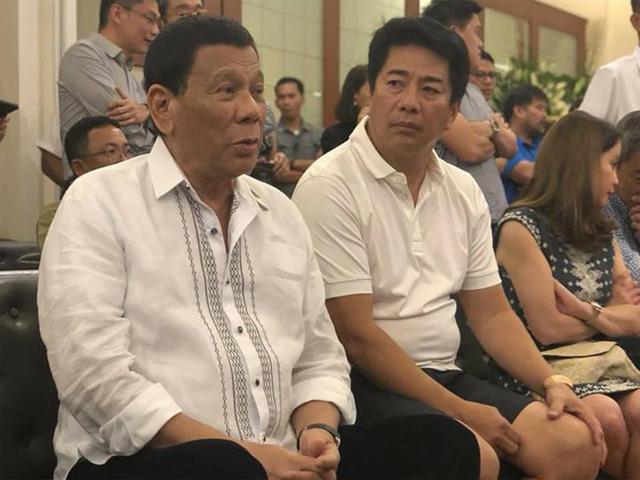 Pres. Duterte at Kuya Wil, nagkita sa burol ni ex-Senate Pres. Edgardo ...