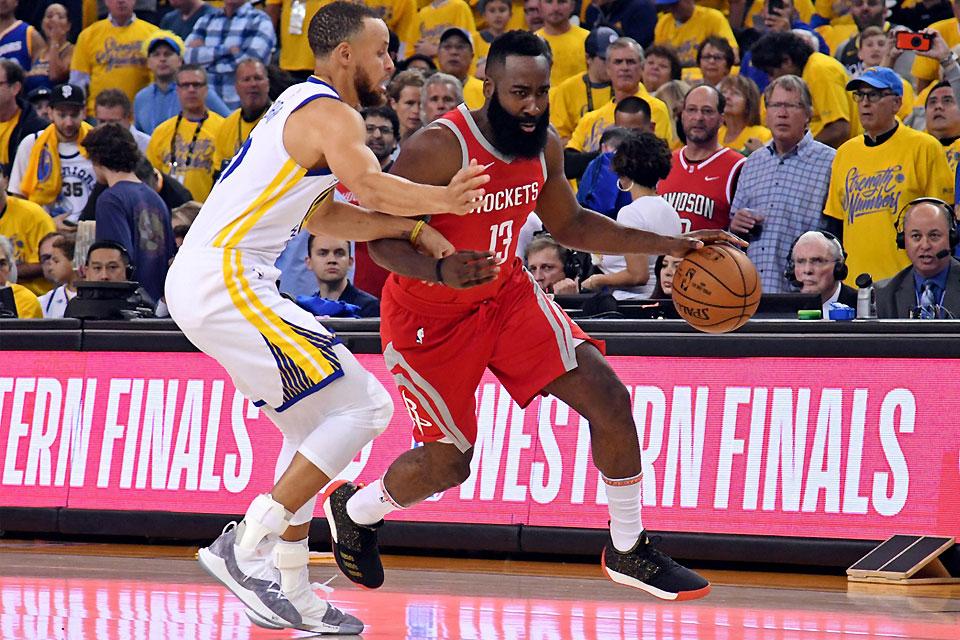 Curry leads Warriors’ onslaught over Rockets for 2-1 lead | GMA News Online