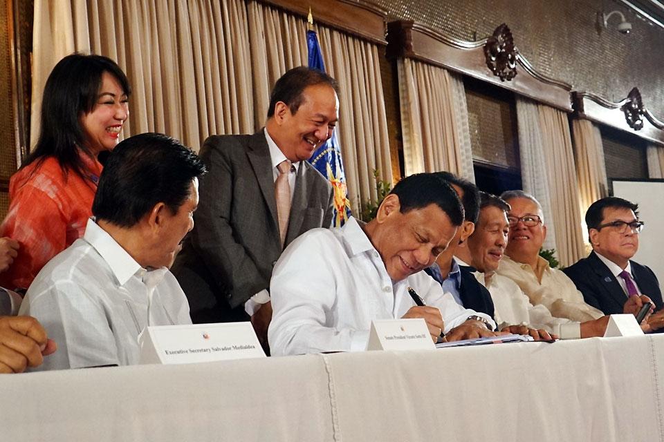 Duterte signs RA 11033, RA 11032 | Photos | GMA News Online