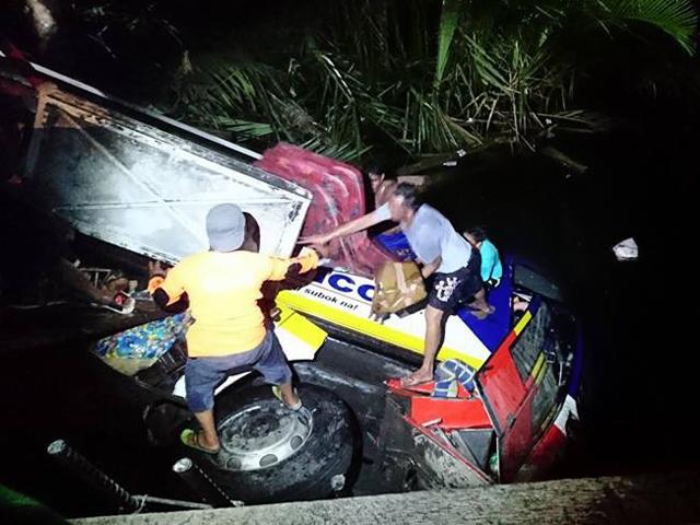 3 killed, 13 hurt when bus fell off bridge in Leyte —police | GMA News ...