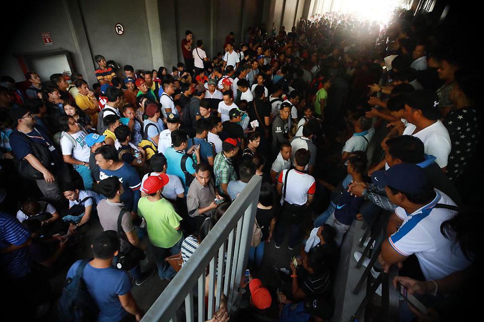 PLDT reviewing status of 7,000 contractual employees | GMA News Online