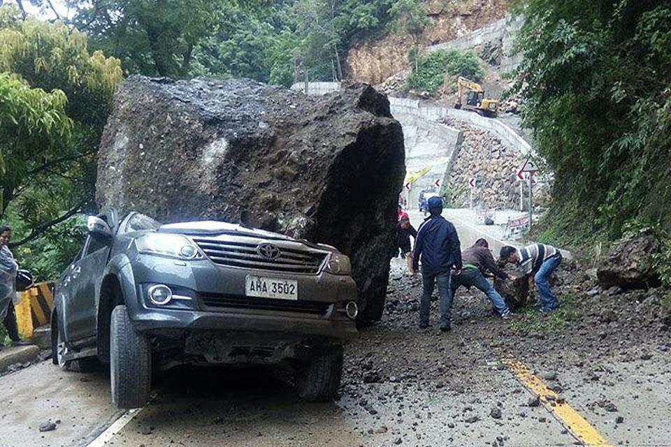 Kennon Road closed after boulder hits SUV | GMA News Online