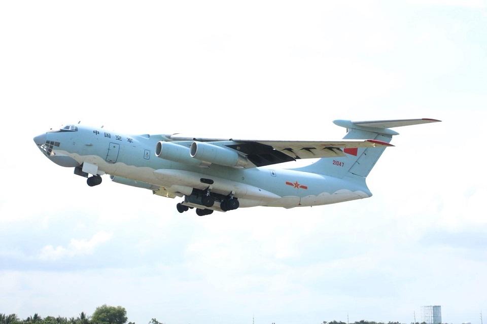Chinese military aircraft lands in Davao City | GMA News Online