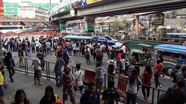 Commuters stranded after LRT1 ops disrupted | Philippine News
