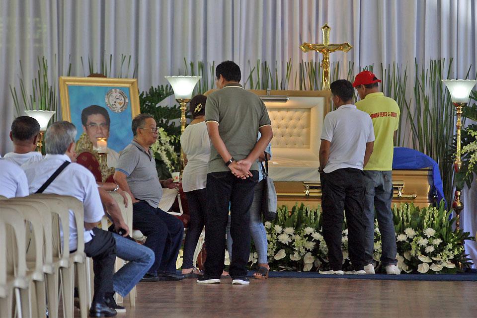 Politicians among visitors to Mayor Halili’s wake | GMA News Online