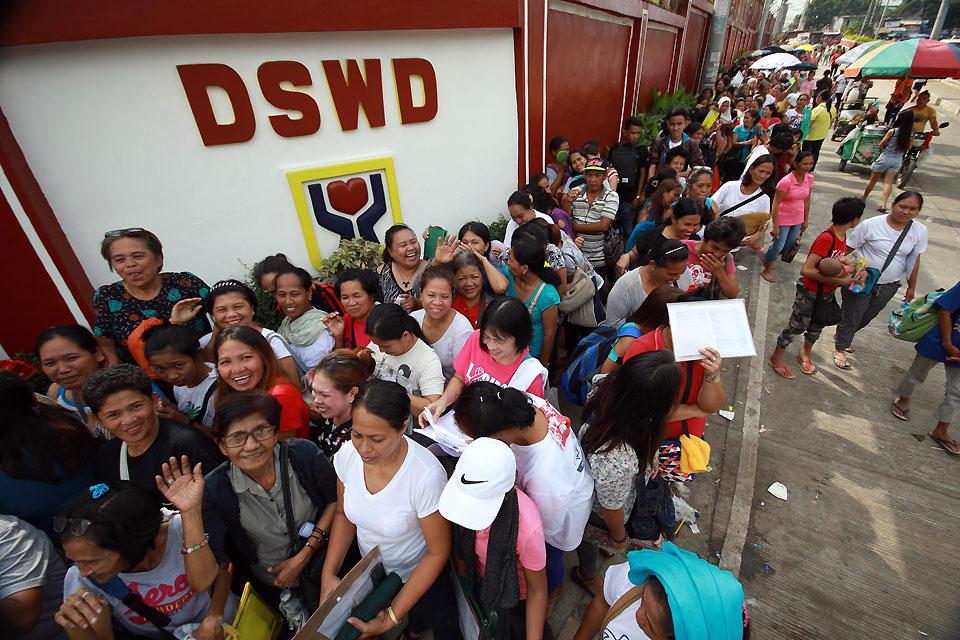 DSWD suspends giving educational assistance but people continue to pour ...