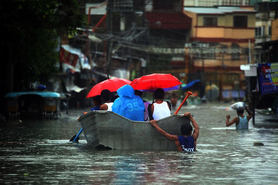 Araneta Avenue in QC unpassable to all vehicles due to flood | Photos ...