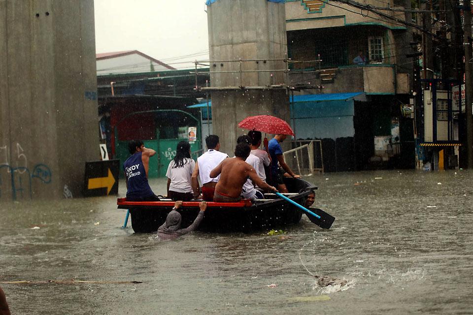 Araneta Avenue in QC unpassable to all vehicles due to flood | Photos ...