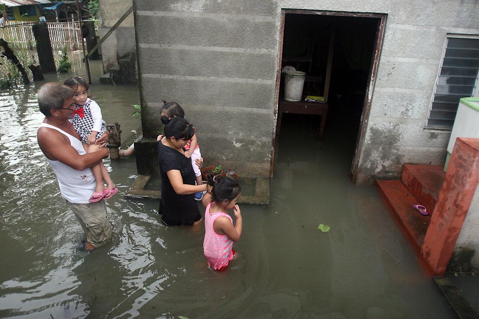Flood rises due to intermittent rains in Kawit, Cavite | Photos | GMA ...