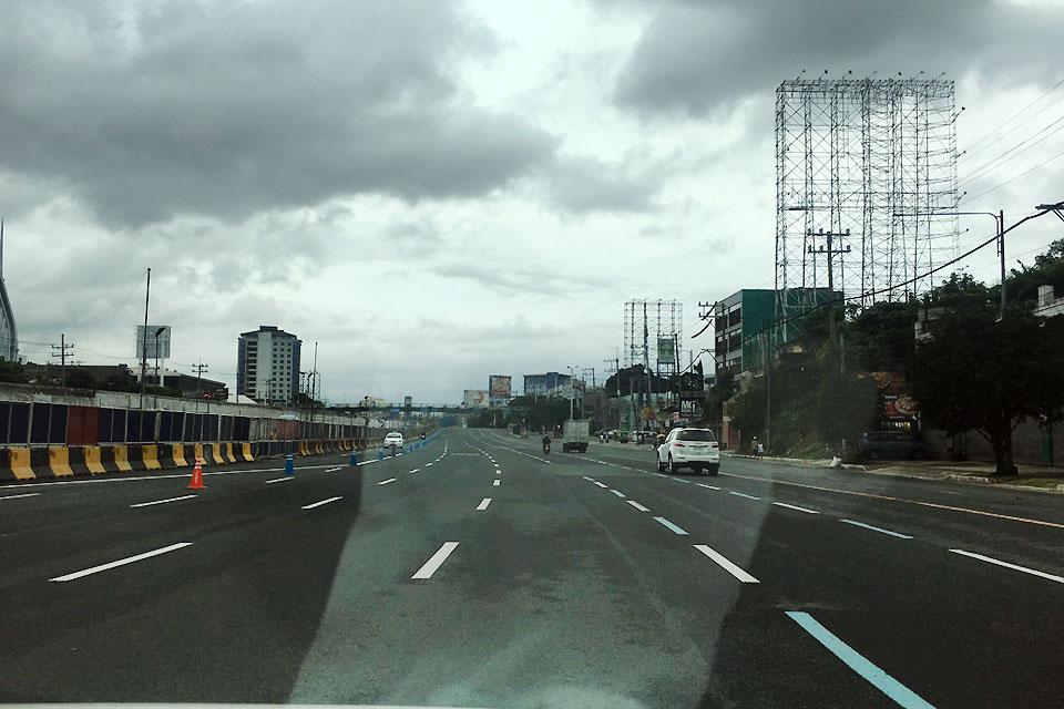 Motorists use zipper lane going to Batasan complex | Photos | GMA News ...