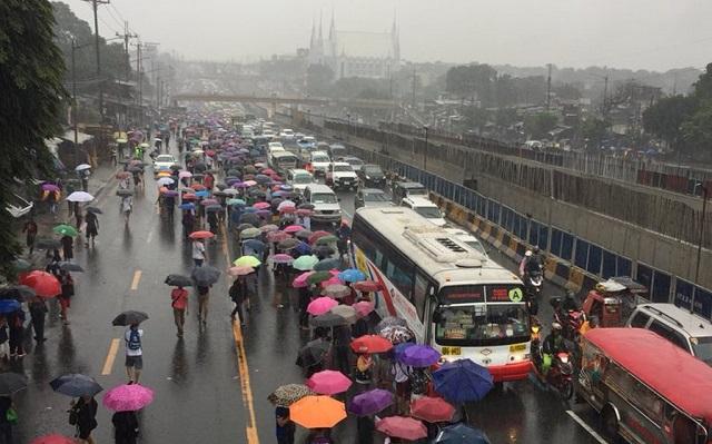 Heavy rains inconvenience commuters along Commonwealth Avenue | GMA ...