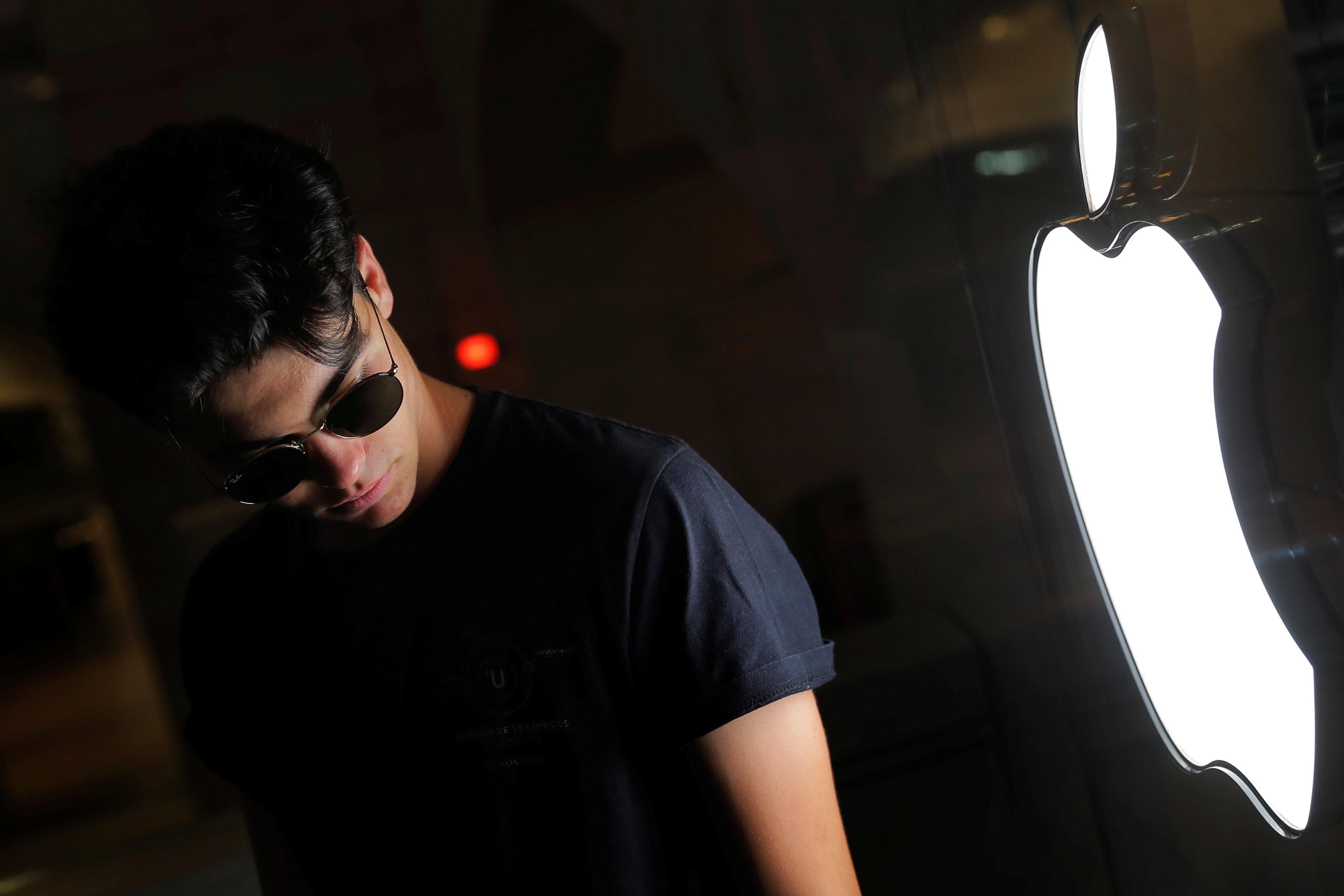 Apple CEO says AI boom makes price increases 'unavoidable' | GMA News ...