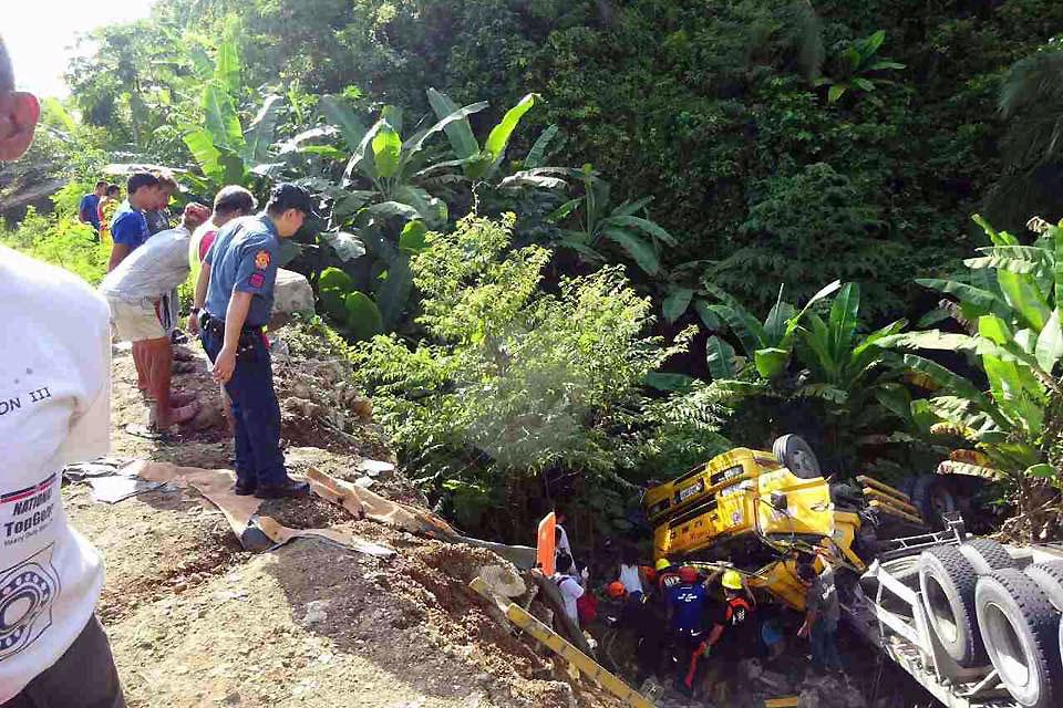 4 sugatan, 1 kritikal sa pagkahulog ng truck sa bangin sa Atimonan ...