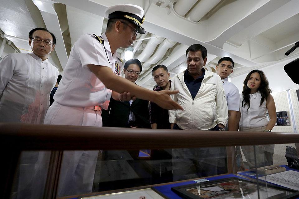 Duterte visits Japanese Navy helicopter carrier in Subic | Photos | GMA ...