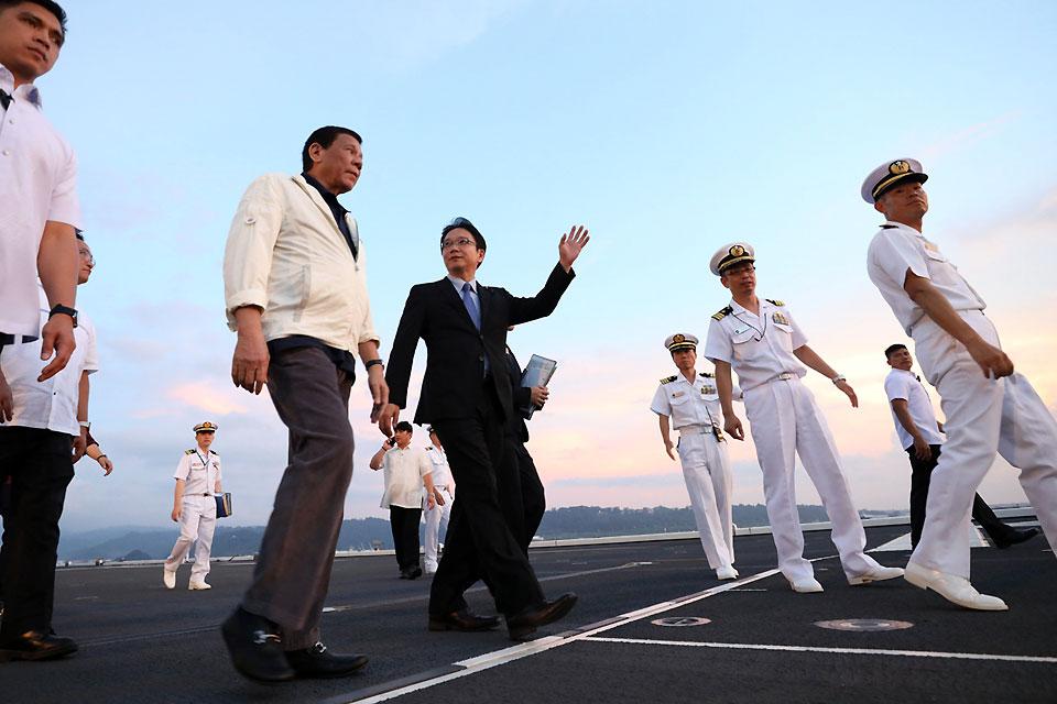 Duterte visits Japanese Navy helicopter carrier in Subic | Photos | GMA ...