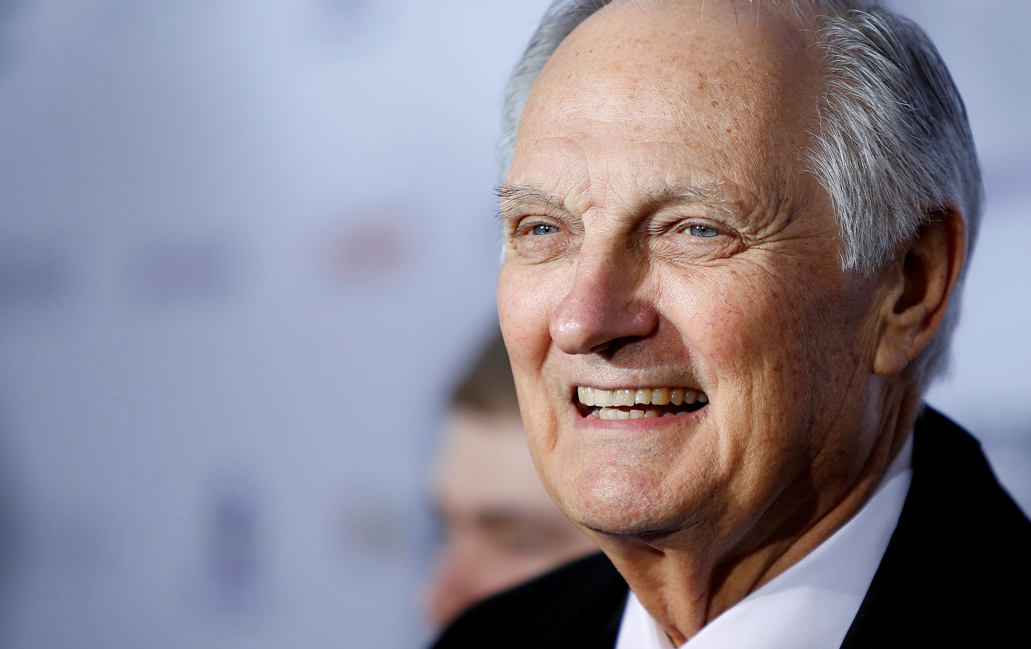 Actor Alan Alda to get lifetime achievement award | GMA News Online