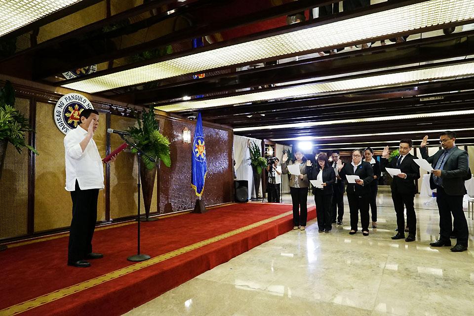 Duterte administers oath of new Palace press officers | Photos | GMA ...