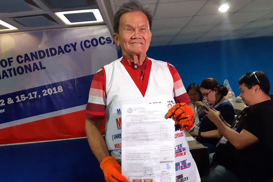 Ilonggo farmer files CoC for senator | Photos | GMA News Online