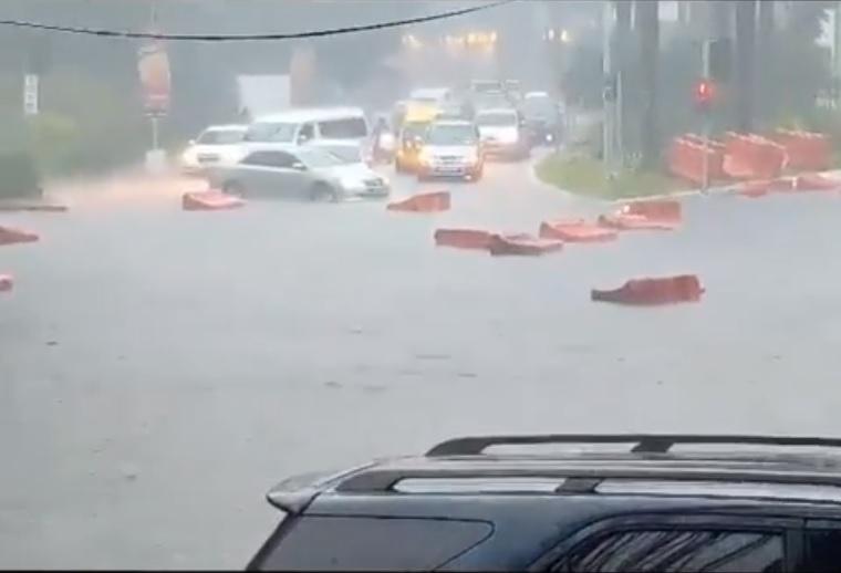 Orange barriers float, drift in Cubao flood | GMA News Online