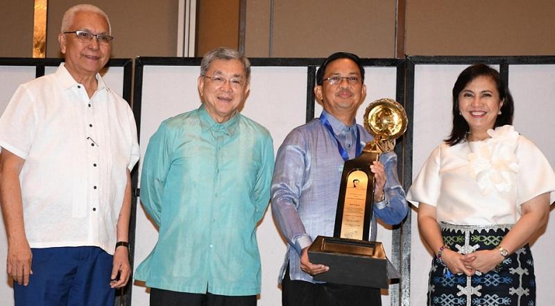 VP Leni bestows Jesse Robredo award on Legazpi mayor; 10 LGUs win ...