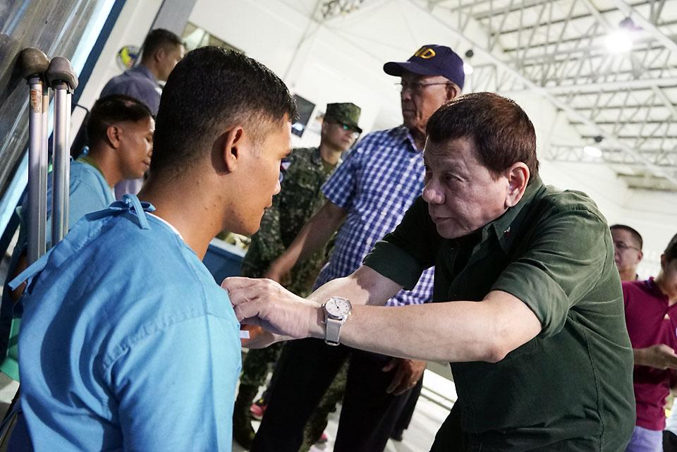 Caloocan bishop asks Filipinos to pray for ‘very sick’ Duterte | GMA ...